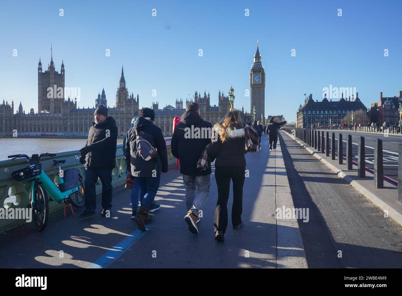 London, UK. 10 January 2024. . Pedestrians walking in the bright ...