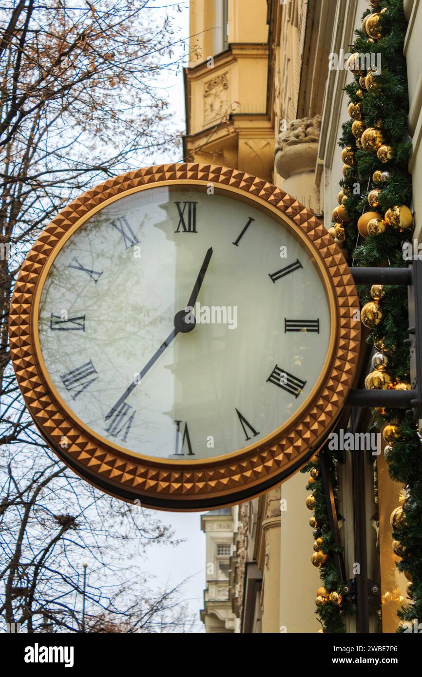 Big wall clock hi-res stock photography and images - Alamy