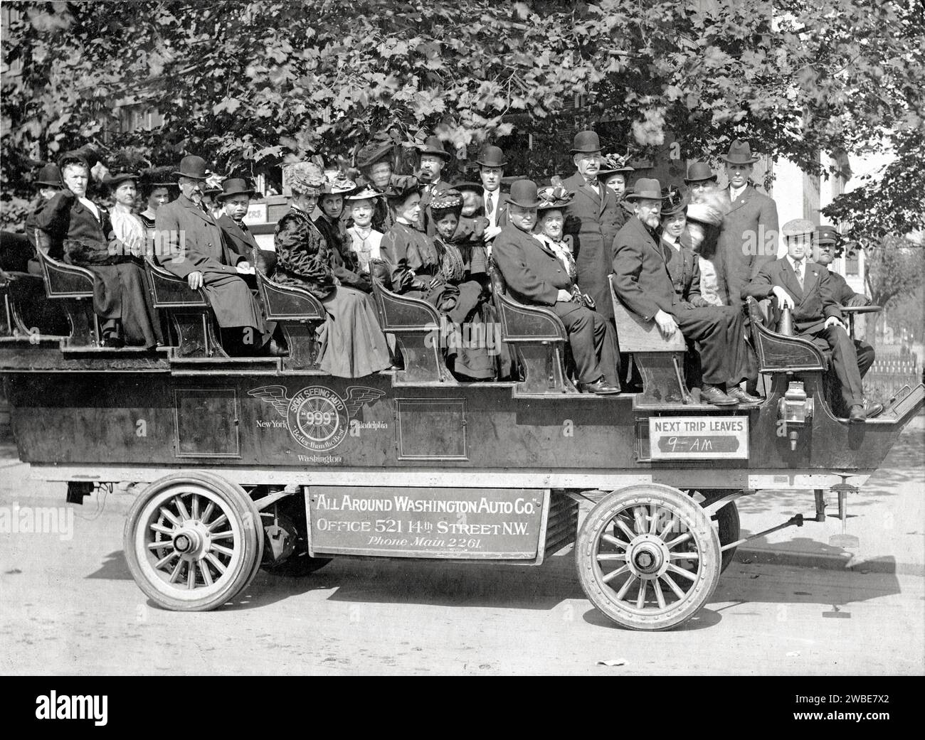 Vintage tour bus photo hi-res stock photography and images - Alamy