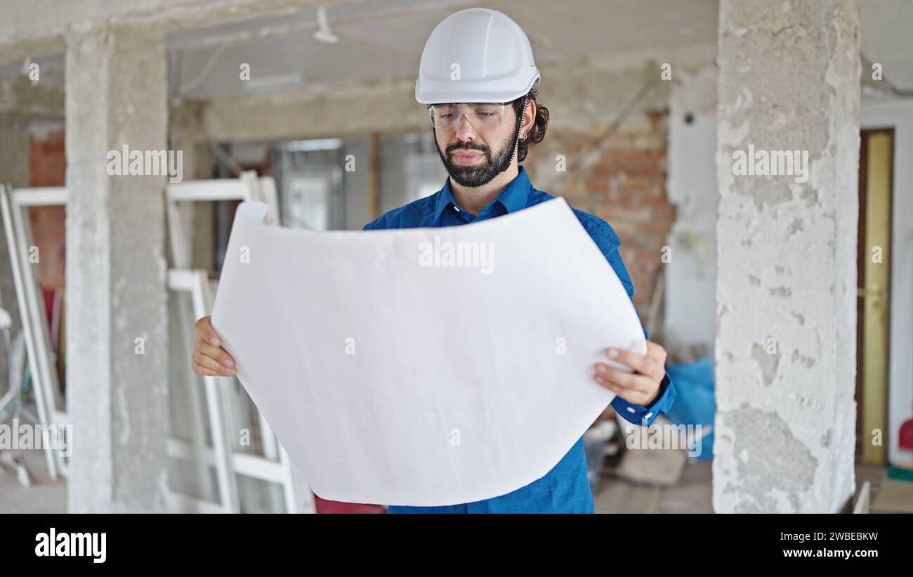 Construction worker reading plans hi-res stock photography and images ...