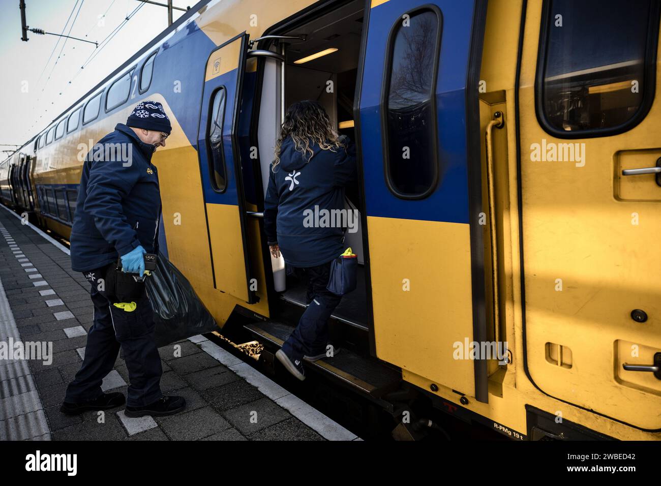 EINDHOVEN - Staff cleans a train. According to the NS, staff shortages ...