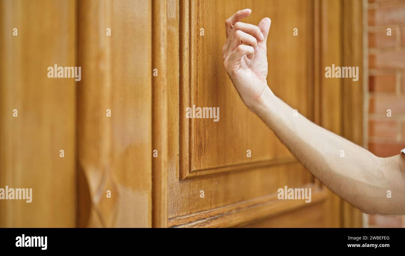 Man hand knocking at door hi-res stock photography and images - Alamy