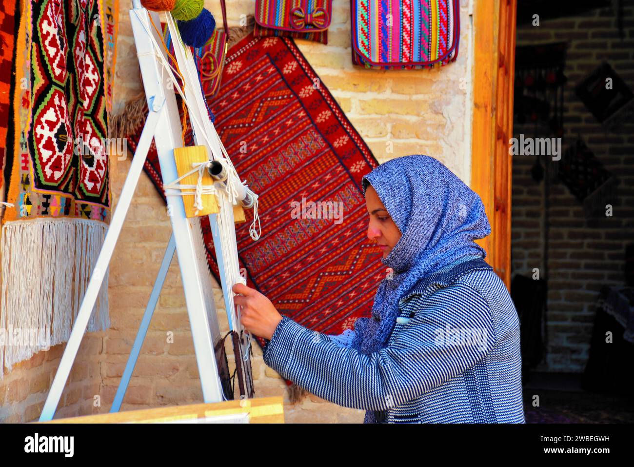 Iranian woman artisan weaving intricate mats. Yazd province, Iran Stock ...