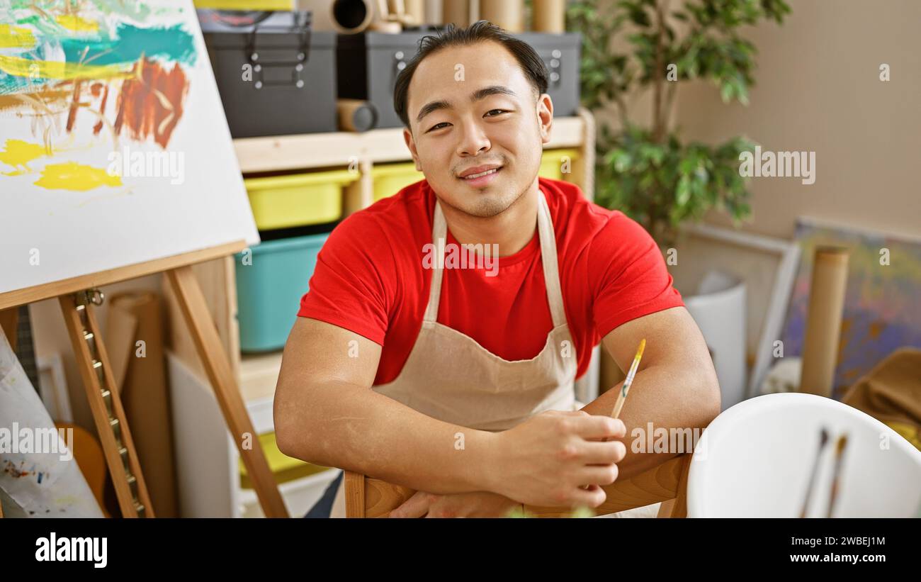 Smile school teacher chinese man hi-res stock photography and images ...