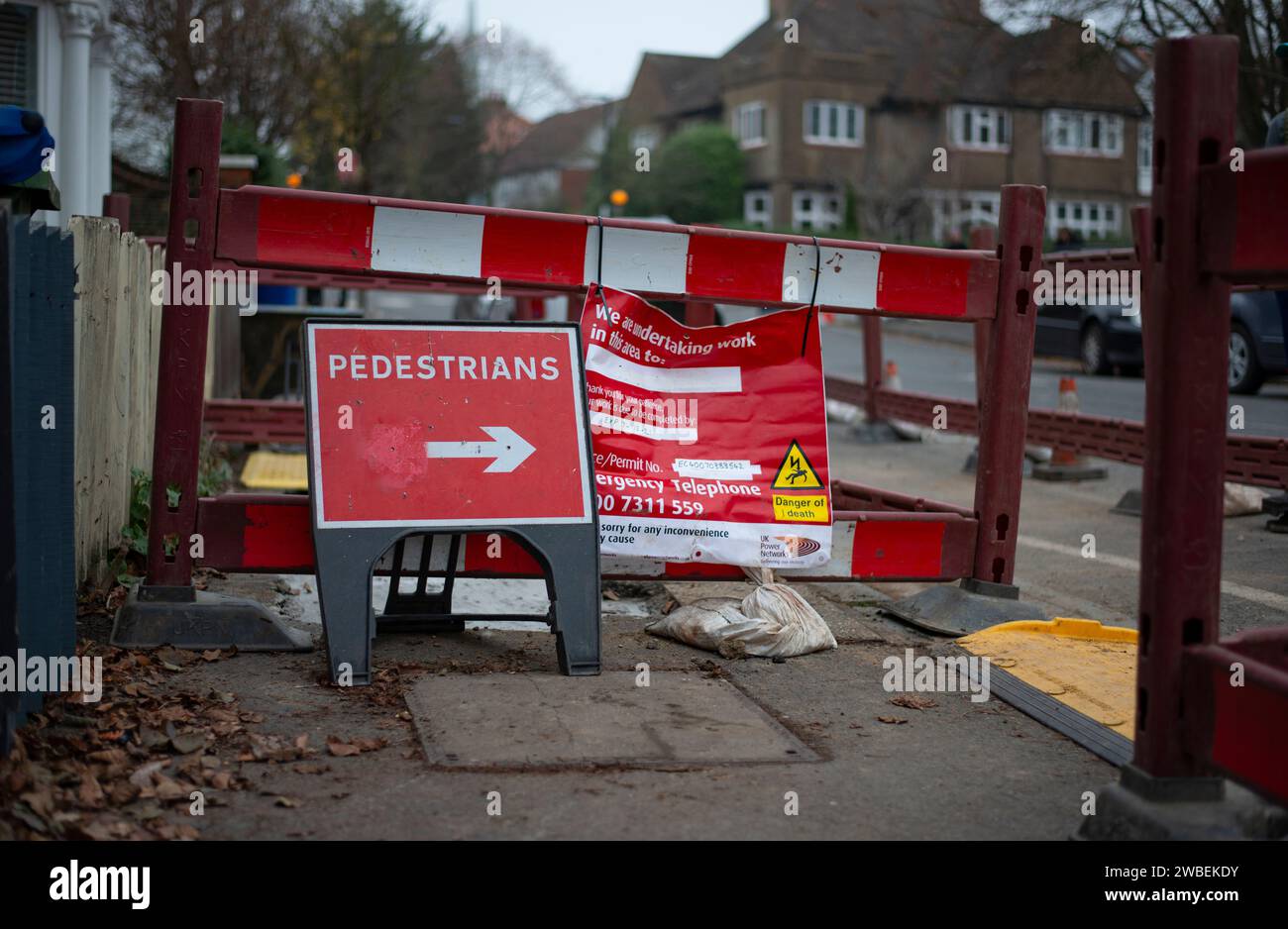 Pedestrian directional signage hi-res stock photography and images - Alamy