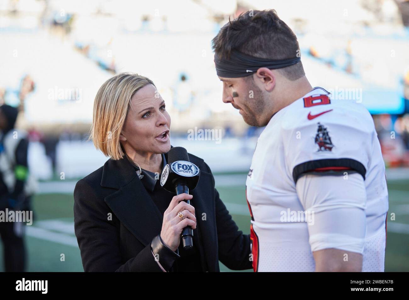 Fox Sports sideline reporter Shannon Spake interviews Tampa Bay ...