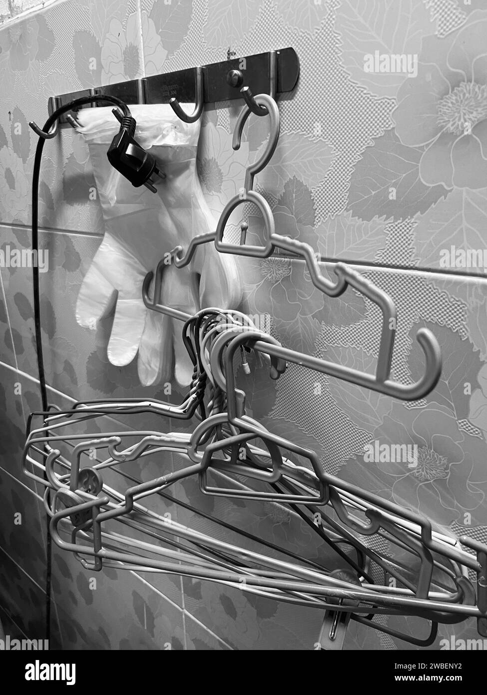 Black outline clothes hanger hi-res stock photography and images - Alamy