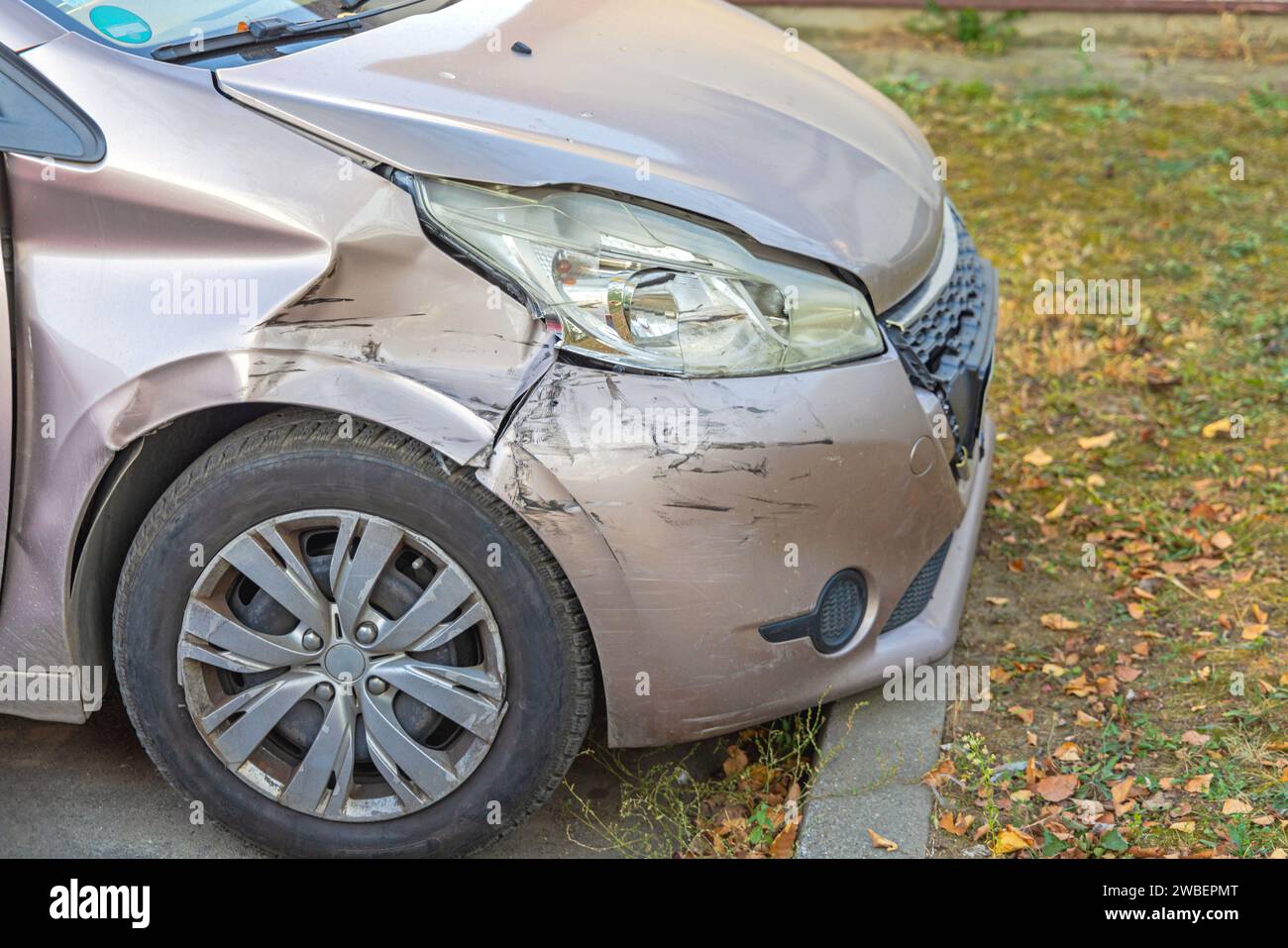 Car fender side damage hi-res stock photography and images - Alamy