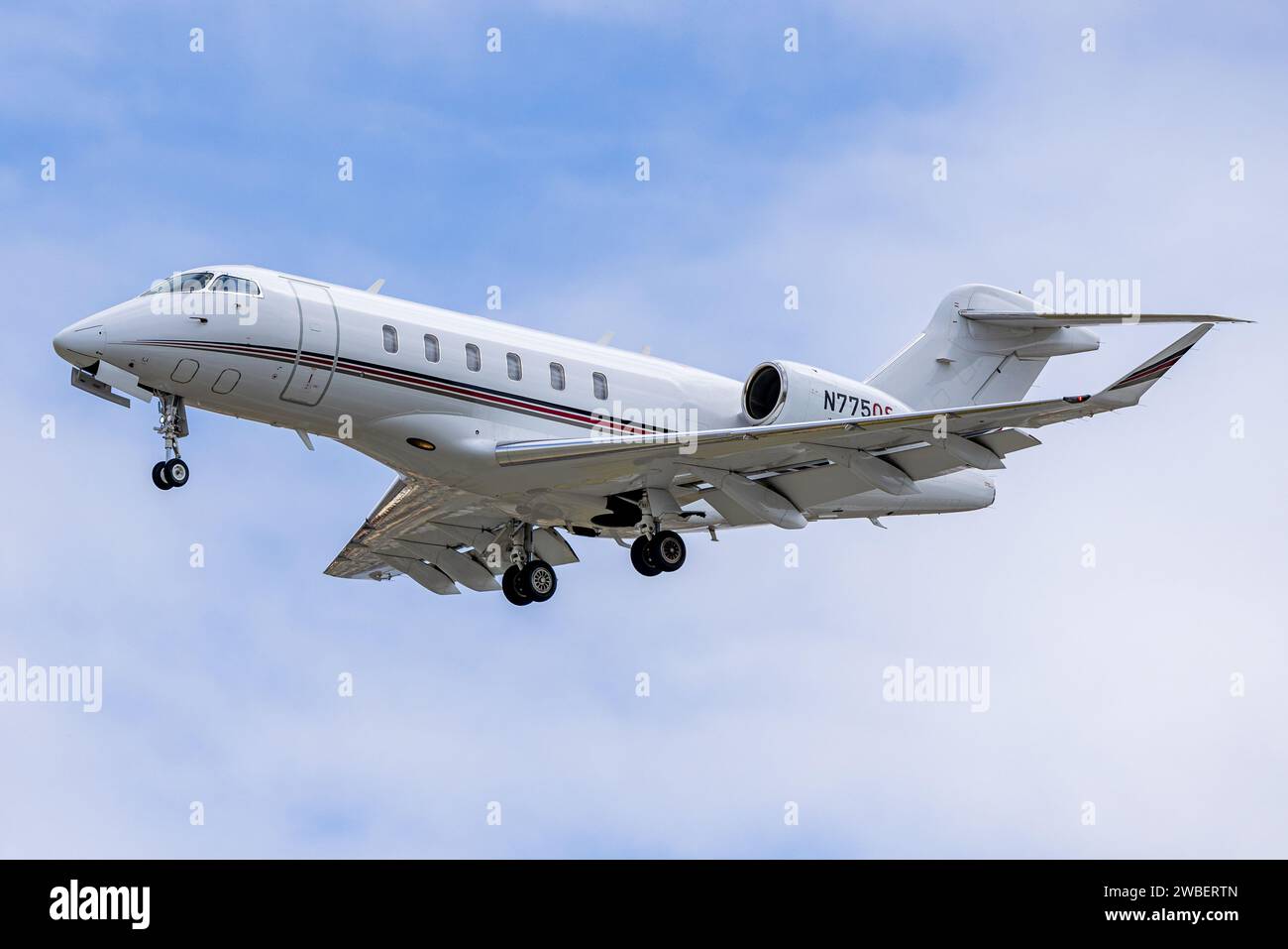 Challenger 350 landing hi-res stock photography and images - Alamy