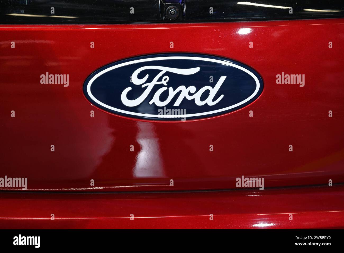 Logo, Schriftzug des Autohersteller FORD an einem Fahrzeug *** Logo ...