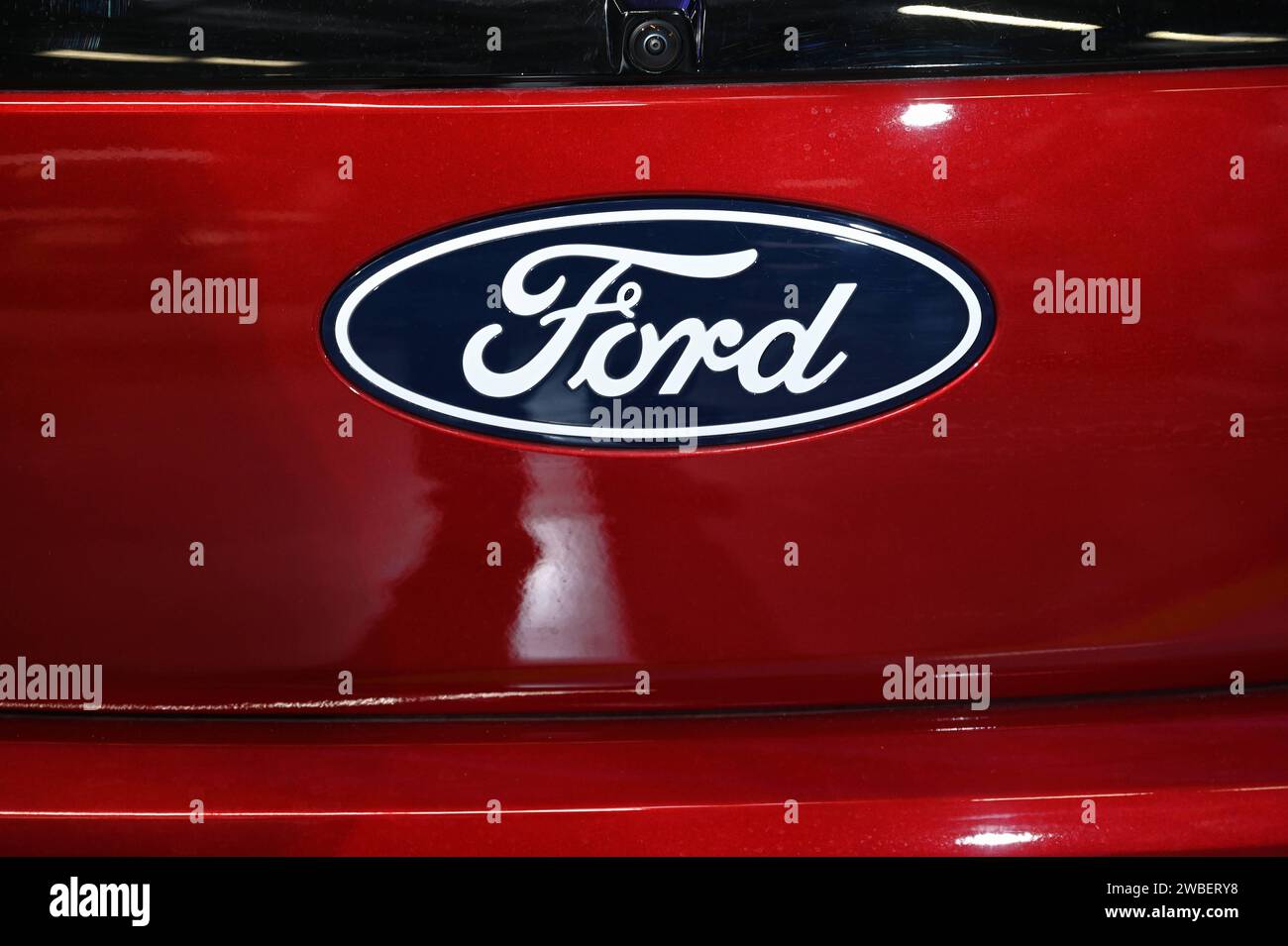 Logo, Schriftzug des Autohersteller FORD an einem Fahrzeug *** Logo ...
