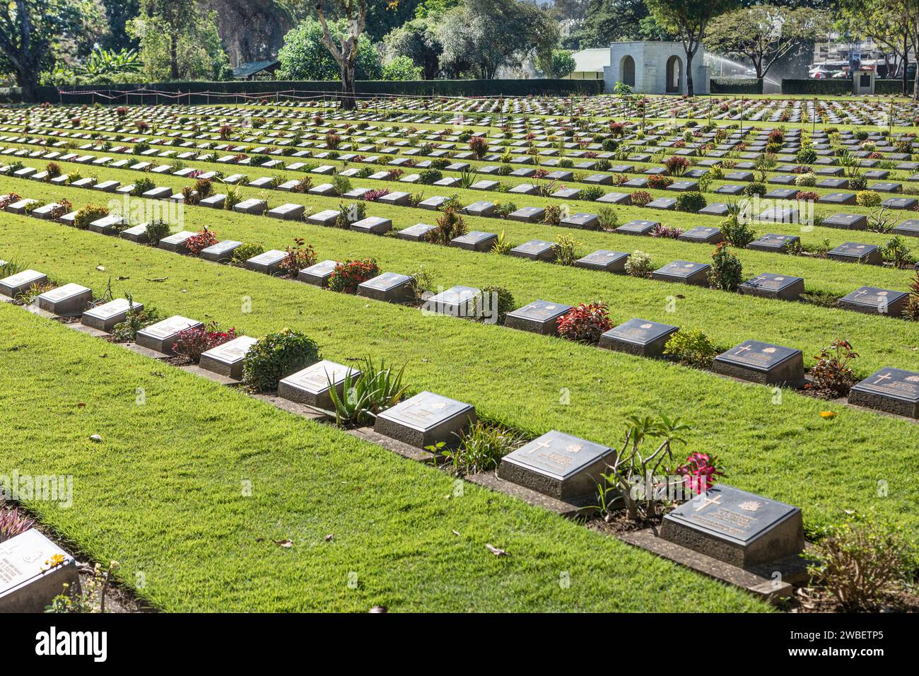 Kanchanaburi war Cemetery for 7,000 Commonwealth & Dutch soldiers who ...