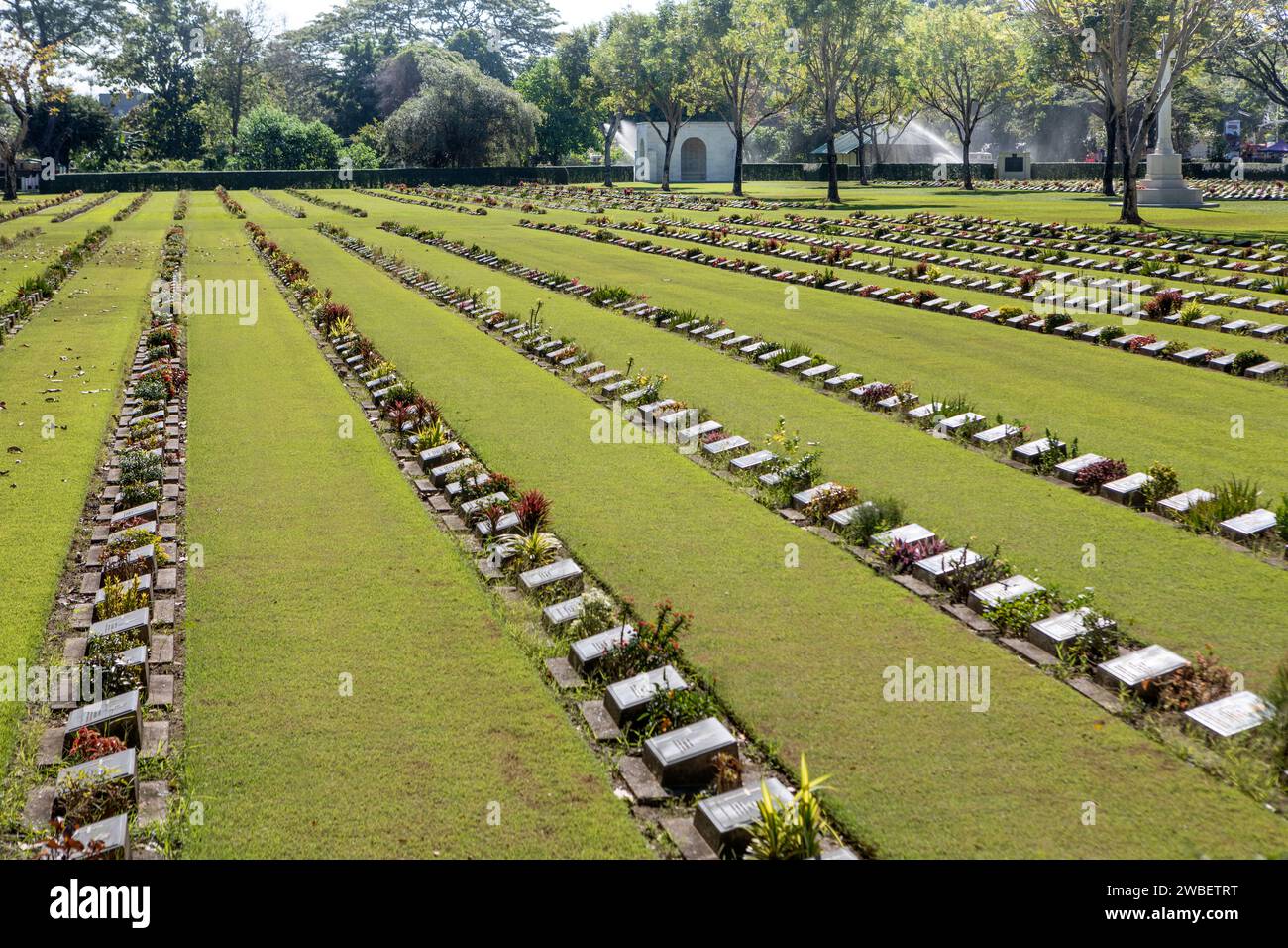 Kanchanaburi war Cemetery for 7,000 Commonwealth & Dutch soldiers who ...