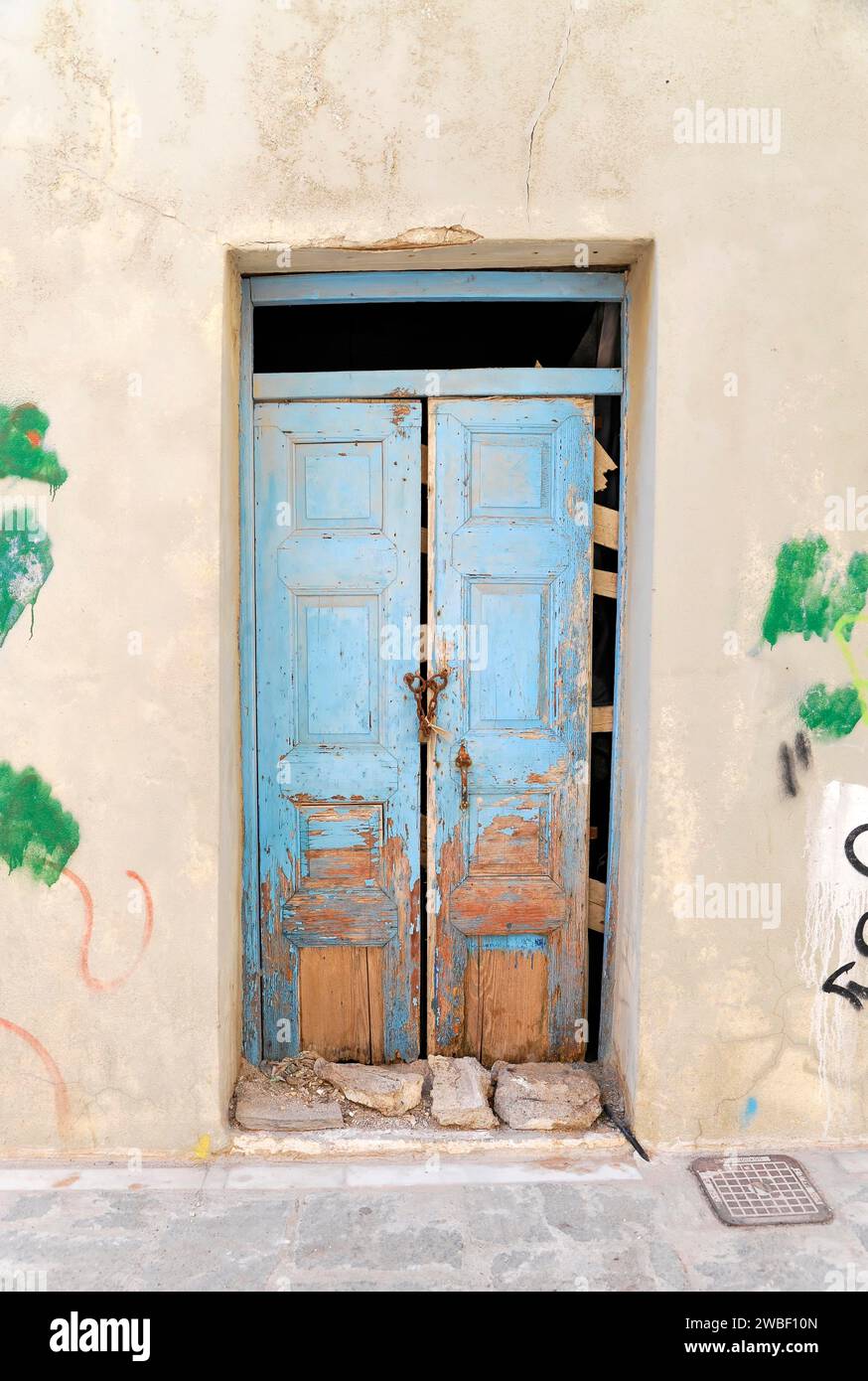 Old door crete hi-res stock photography and images - Alamy