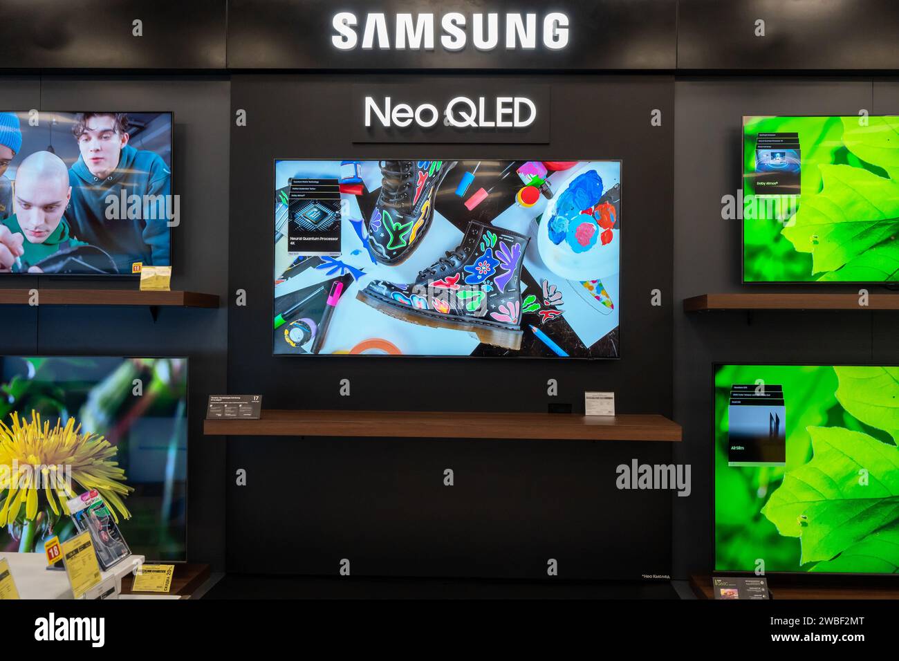 Samsung tv display hi-res stock photography and images - Alamy