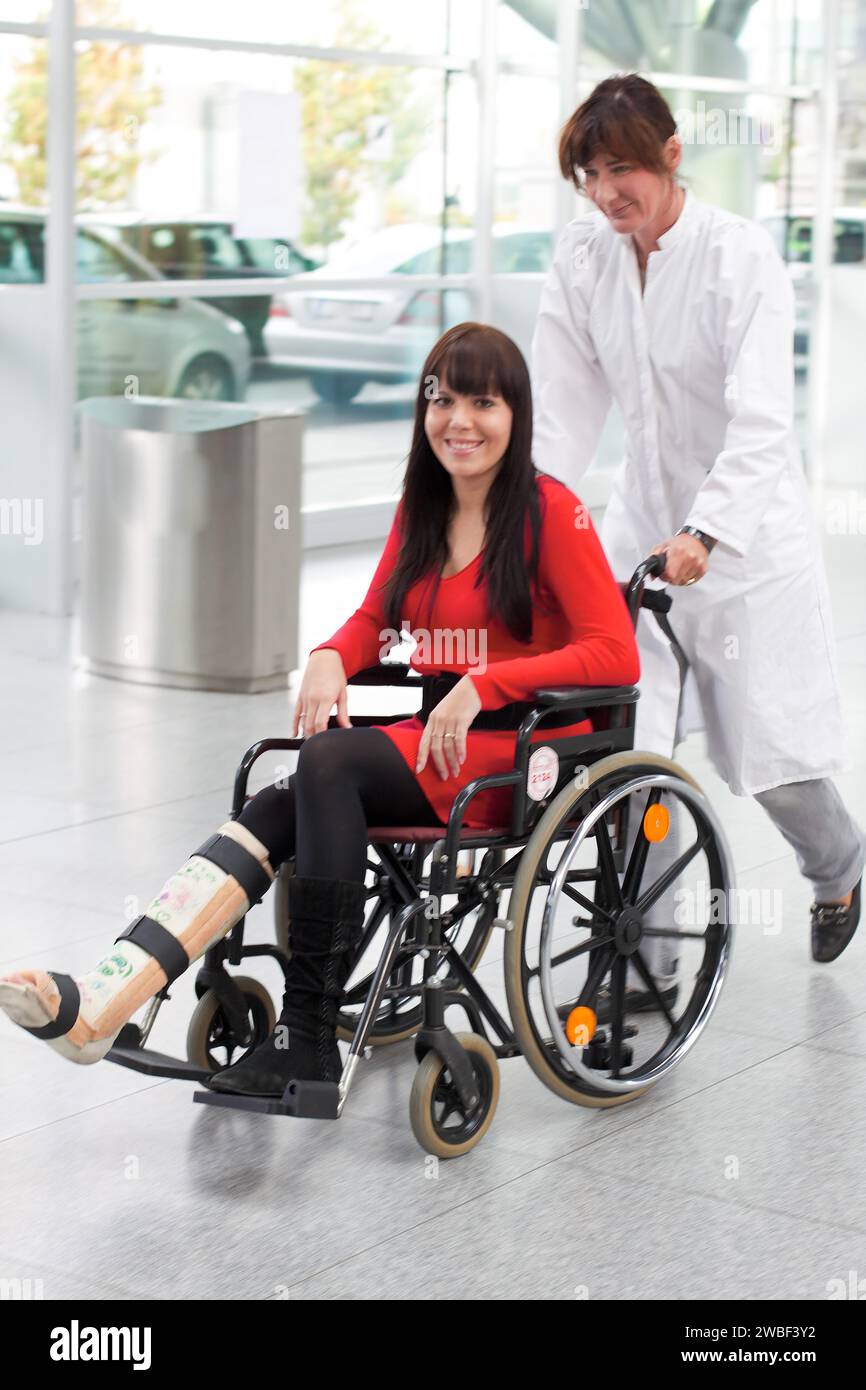 Hospital plaster cast leg hi-res stock photography and images - Alamy