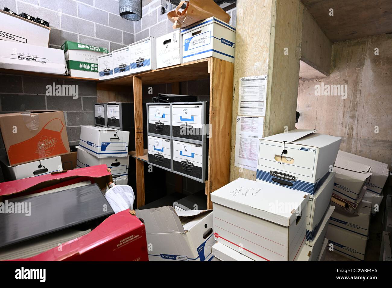 Bankers boxes full of records hi-res stock photography and images - Alamy