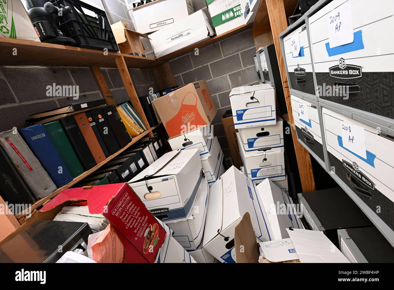 Bankers boxes full of records hi-res stock photography and images - Alamy