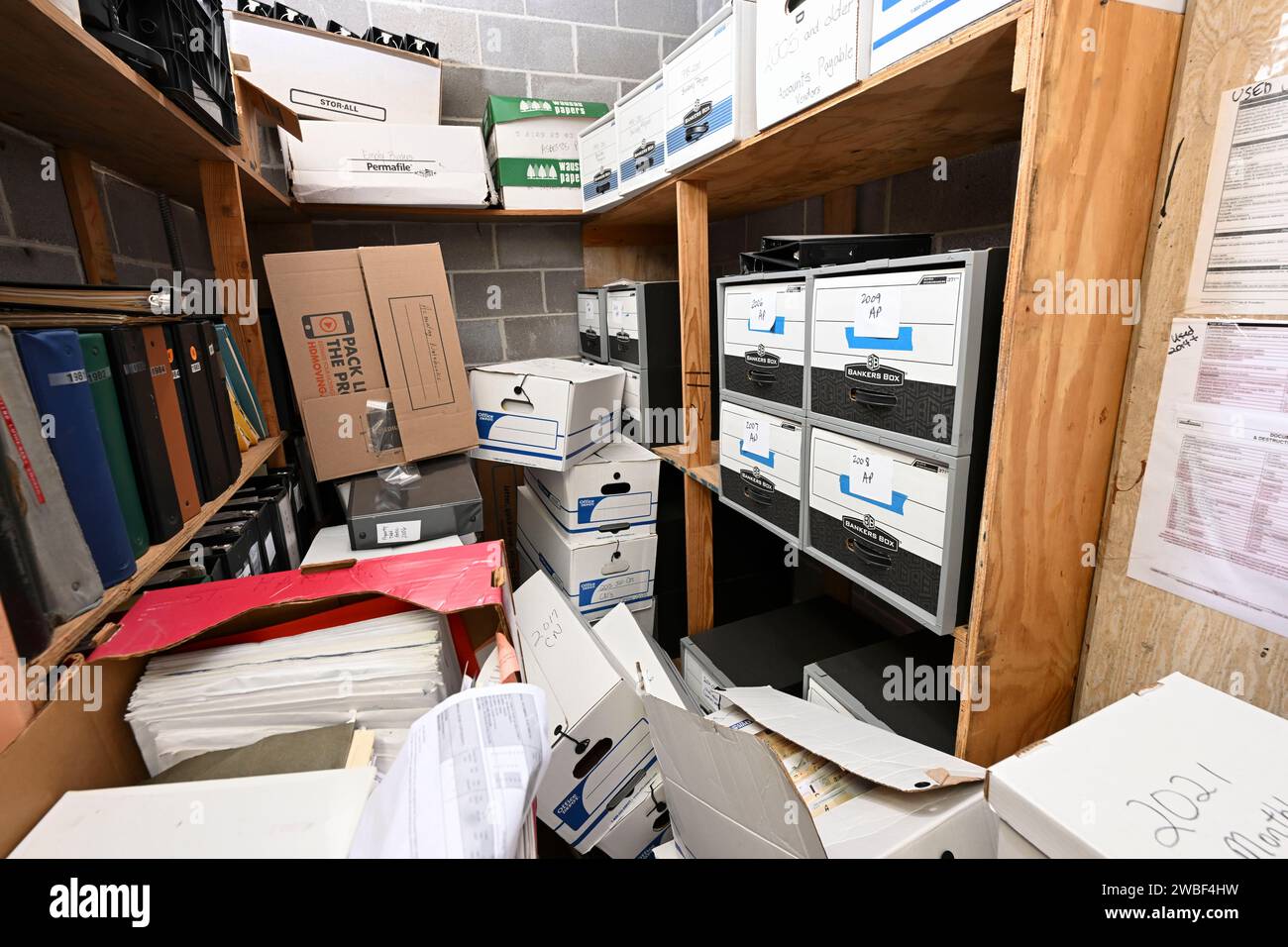Bankers boxes full of records hi-res stock photography and images - Alamy