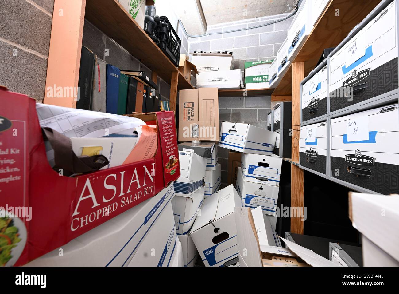 Bankers boxes full of records hi-res stock photography and images - Alamy