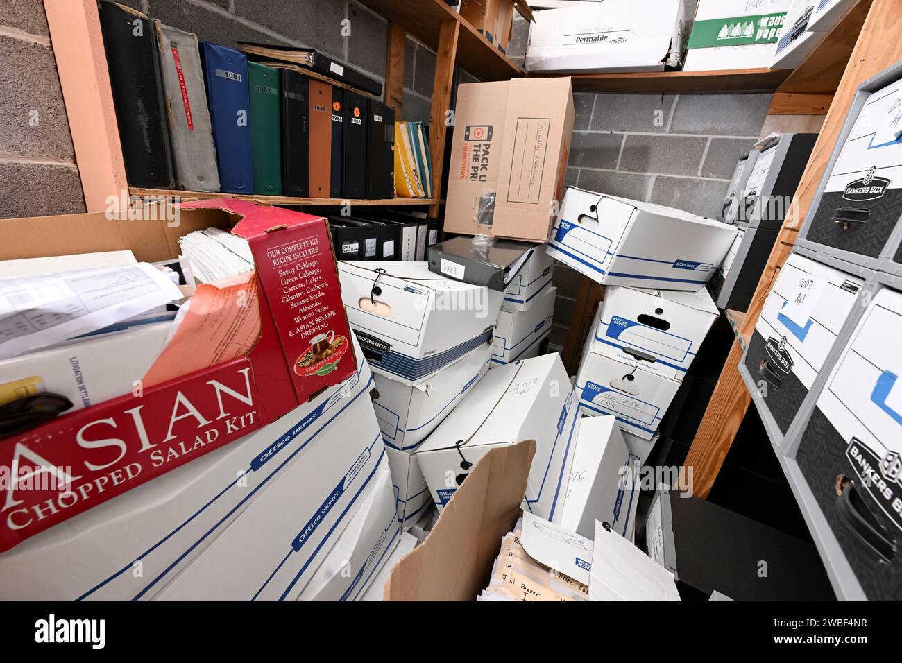 Bankers boxes full of records hi-res stock photography and images - Alamy