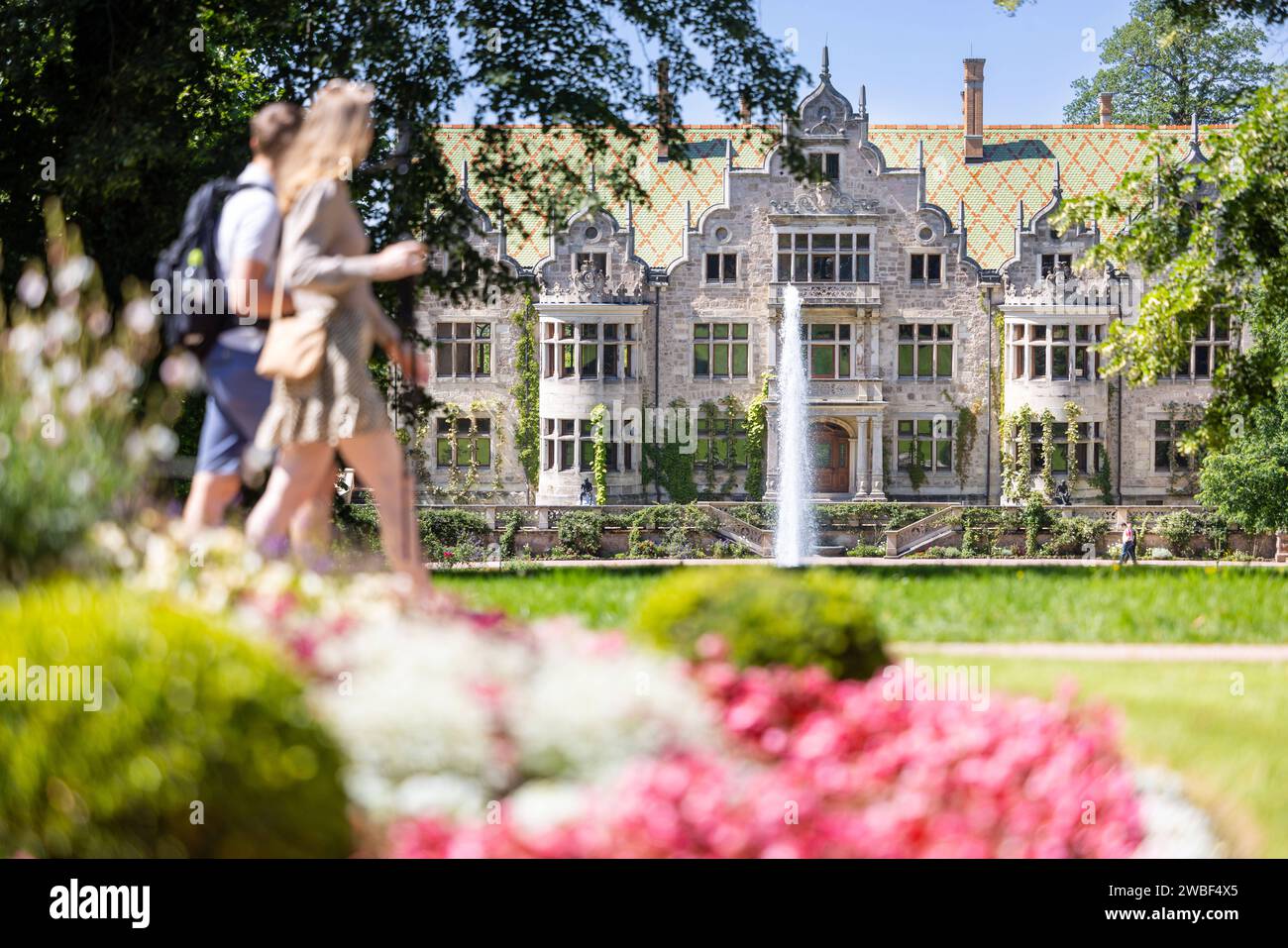 Schloss und Park Altenstein Menschen laufen im Park vor Schloss ...
