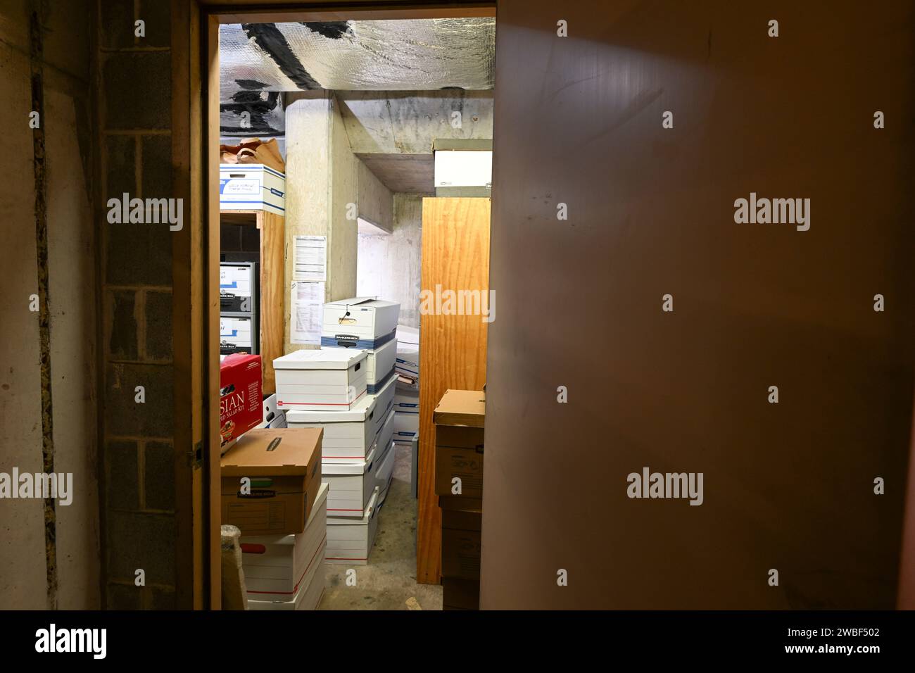 Bankers boxes full of records hi-res stock photography and images - Alamy