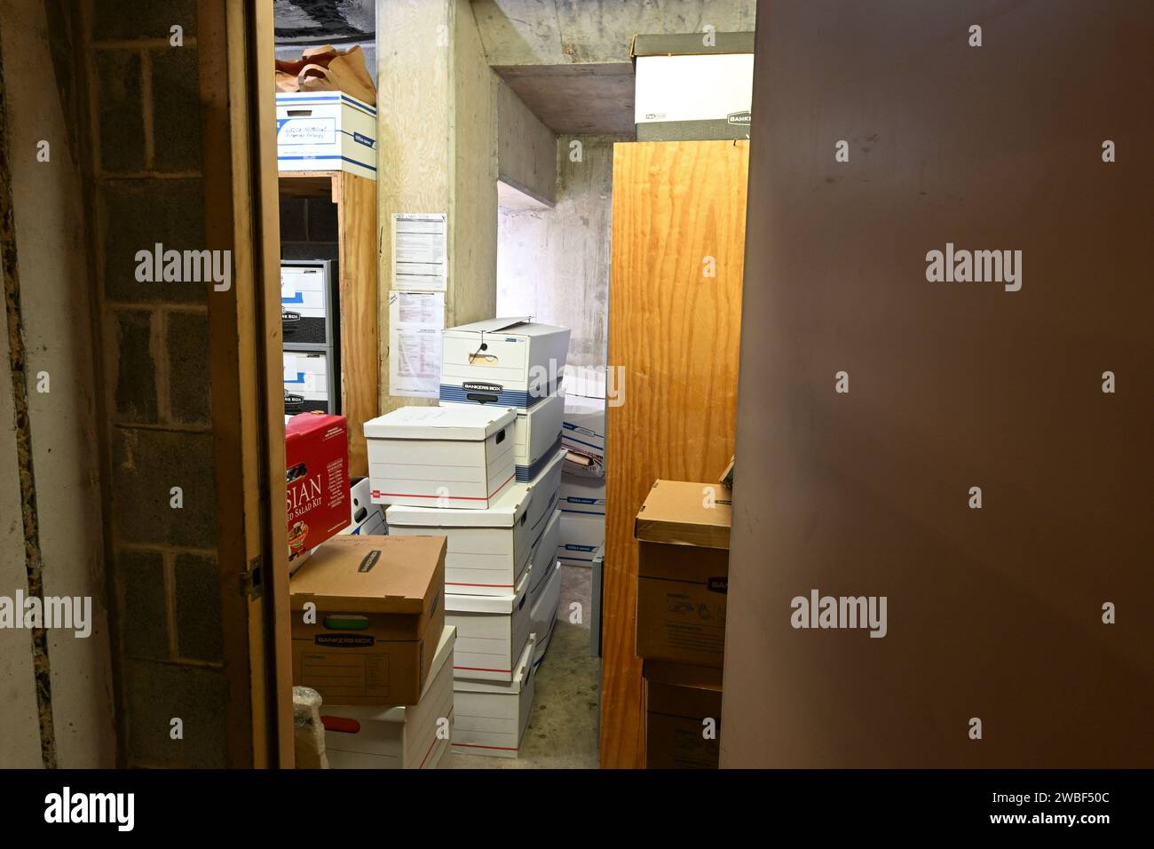 Bankers boxes full of records hi-res stock photography and images - Alamy