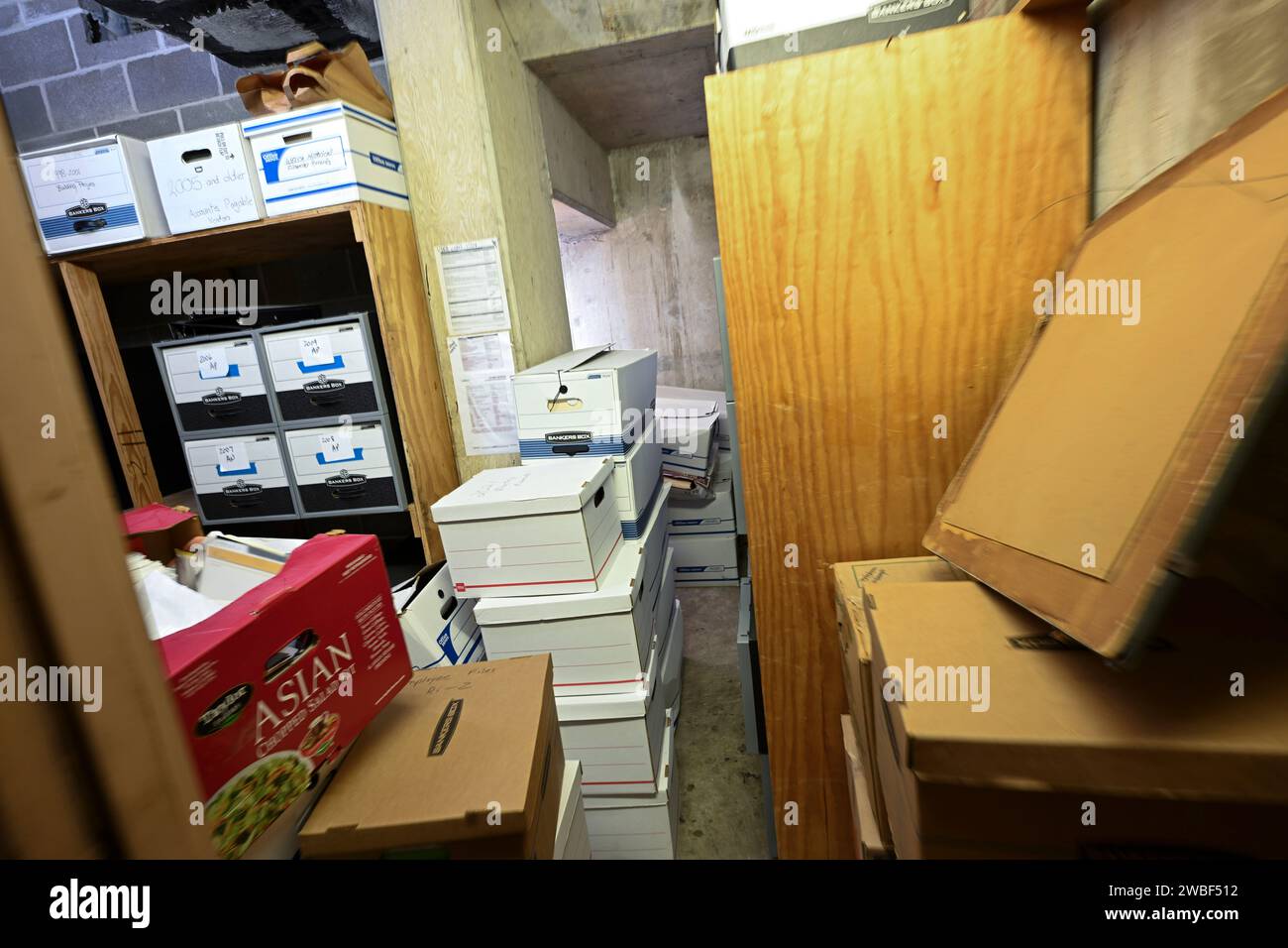 Bankers boxes full of records hi-res stock photography and images - Alamy