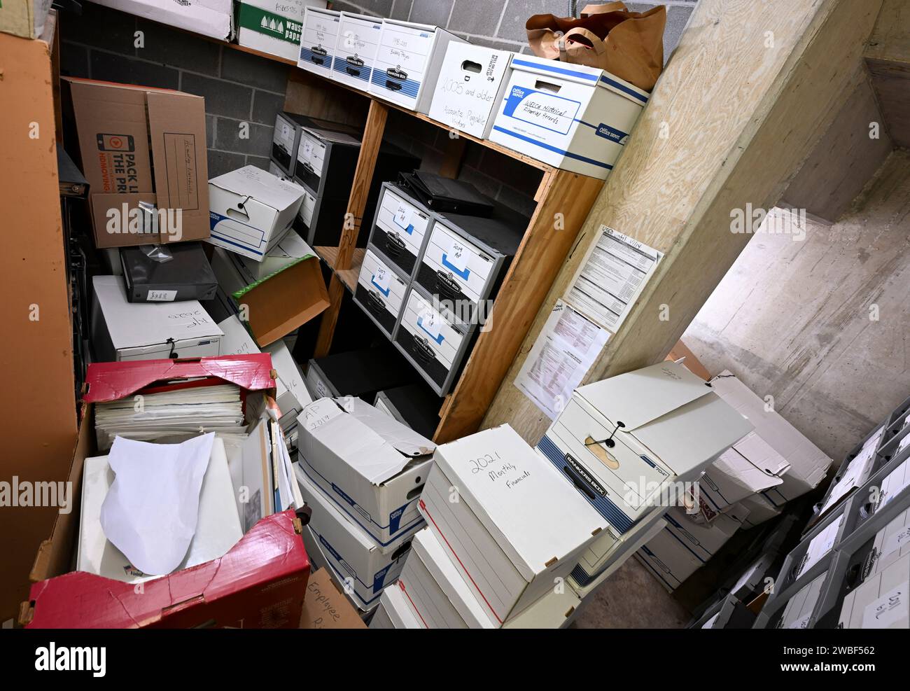 Bankers boxes full of records hi-res stock photography and images - Alamy