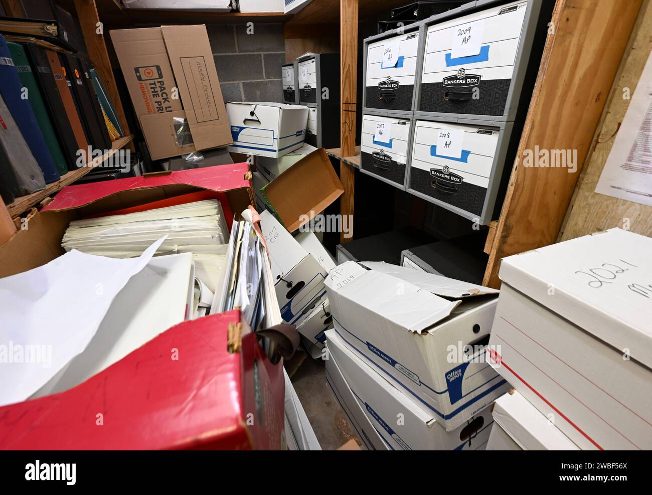 Bankers boxes full of records hi-res stock photography and images - Alamy