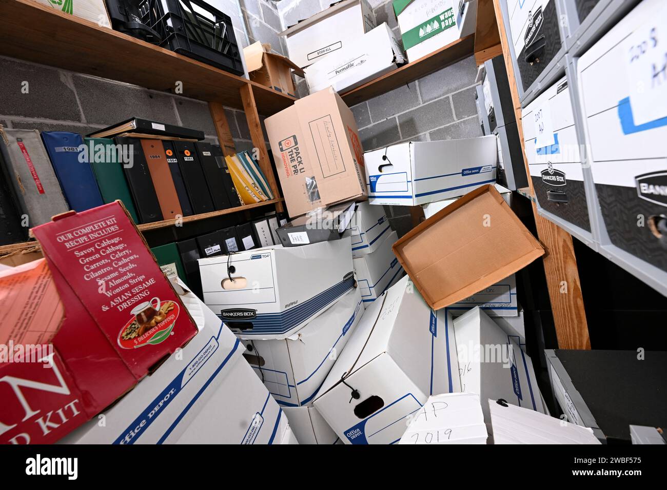 Bankers boxes full of records hi-res stock photography and images - Alamy