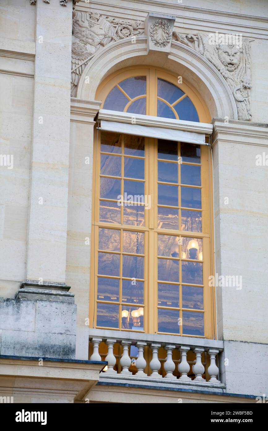 French chateau window hi-res stock photography and images - Alamy