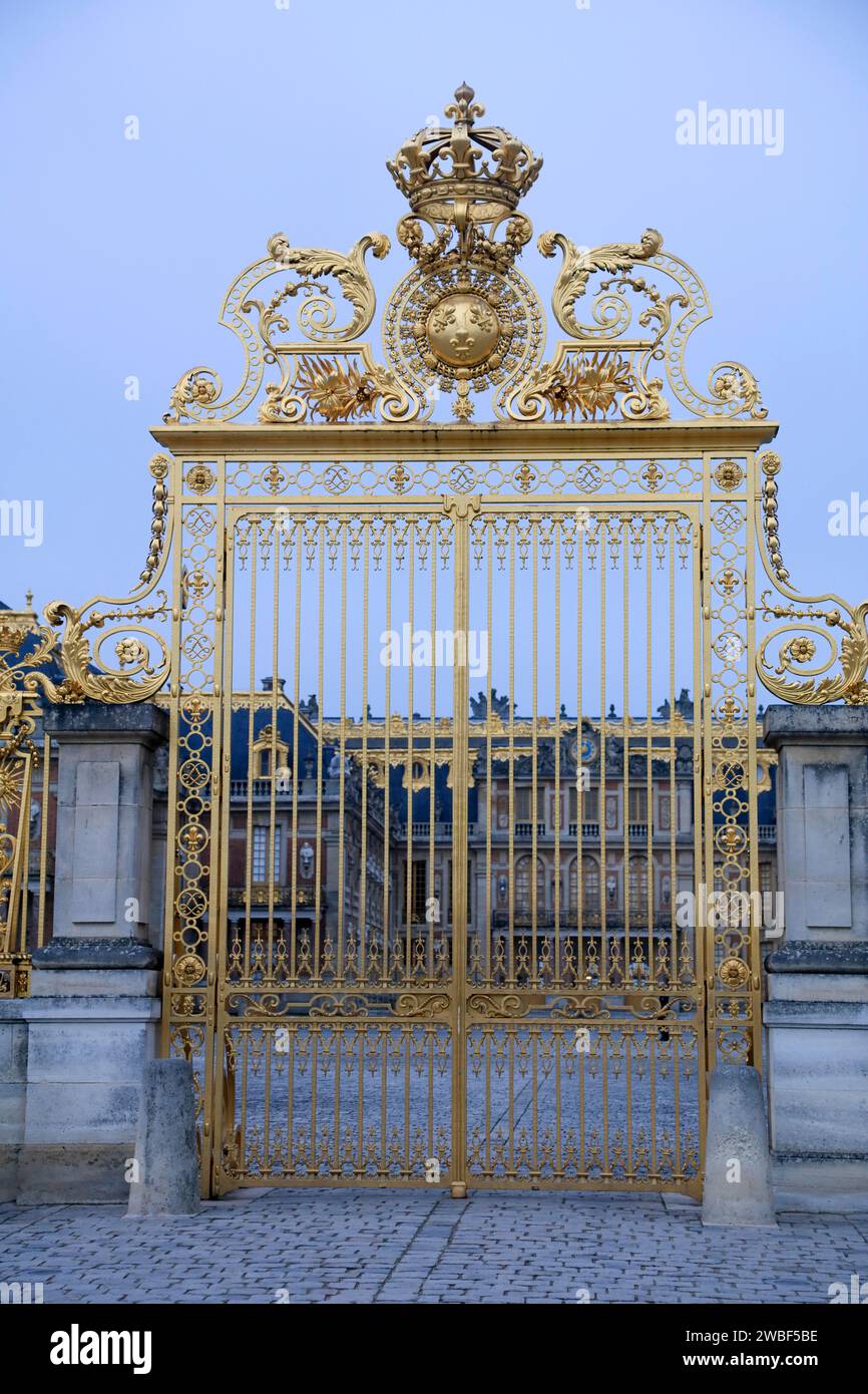 Gate to the royal court, Chateau de Versailles, Yvelines department ...