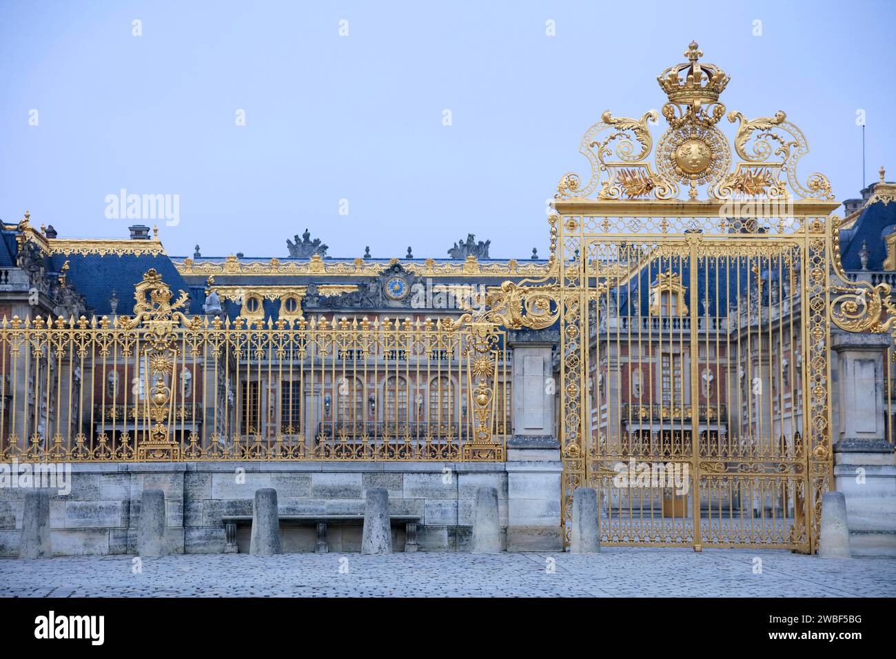 Fence and gate to the royal court, Chateau de Versailles, Yvelines ...