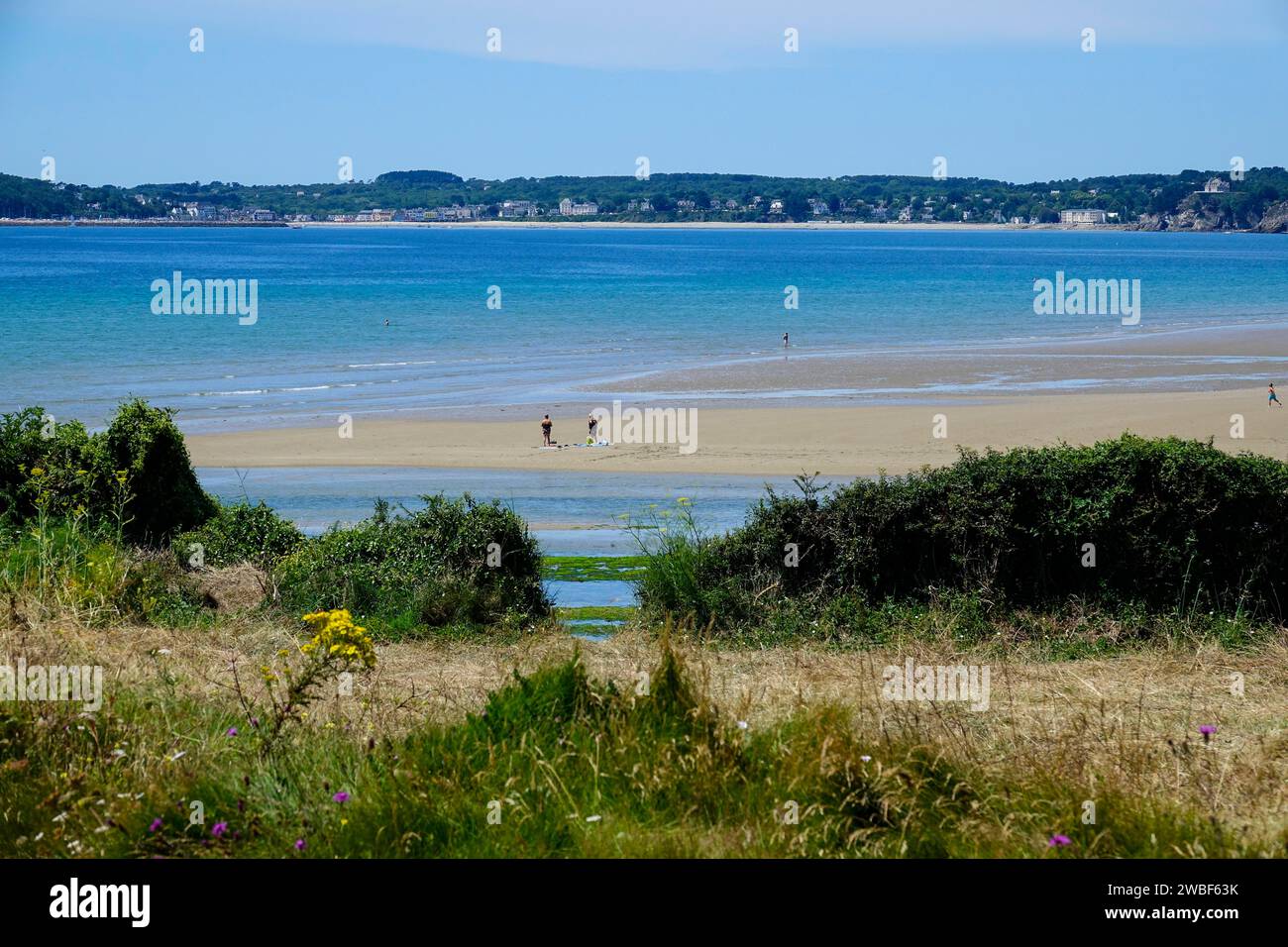 Sandy beach beach Plage de l'Aber in the Anse de Morgat, behind Morgat ...