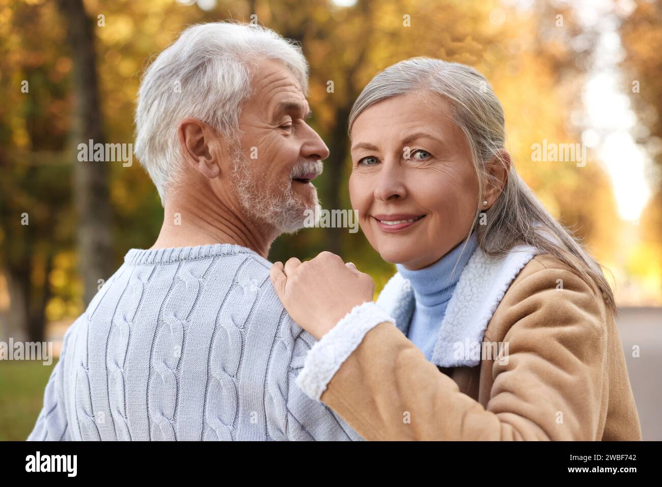 Autumn couple dancing hi-res stock photography and images - Alamy