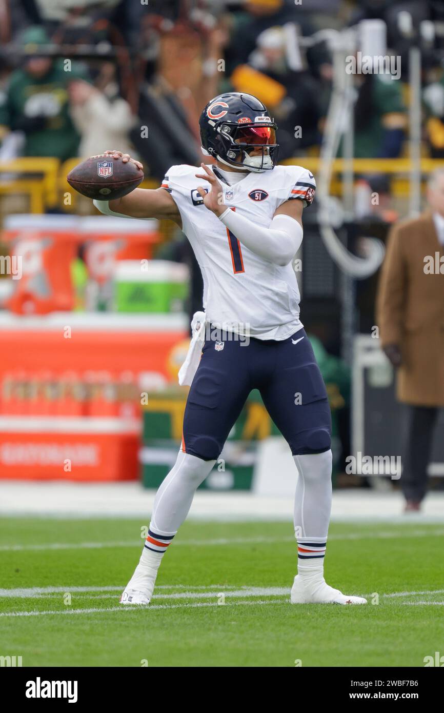 Chicago Bears quarterback Justin Fields (1) warms up during an NFL ...