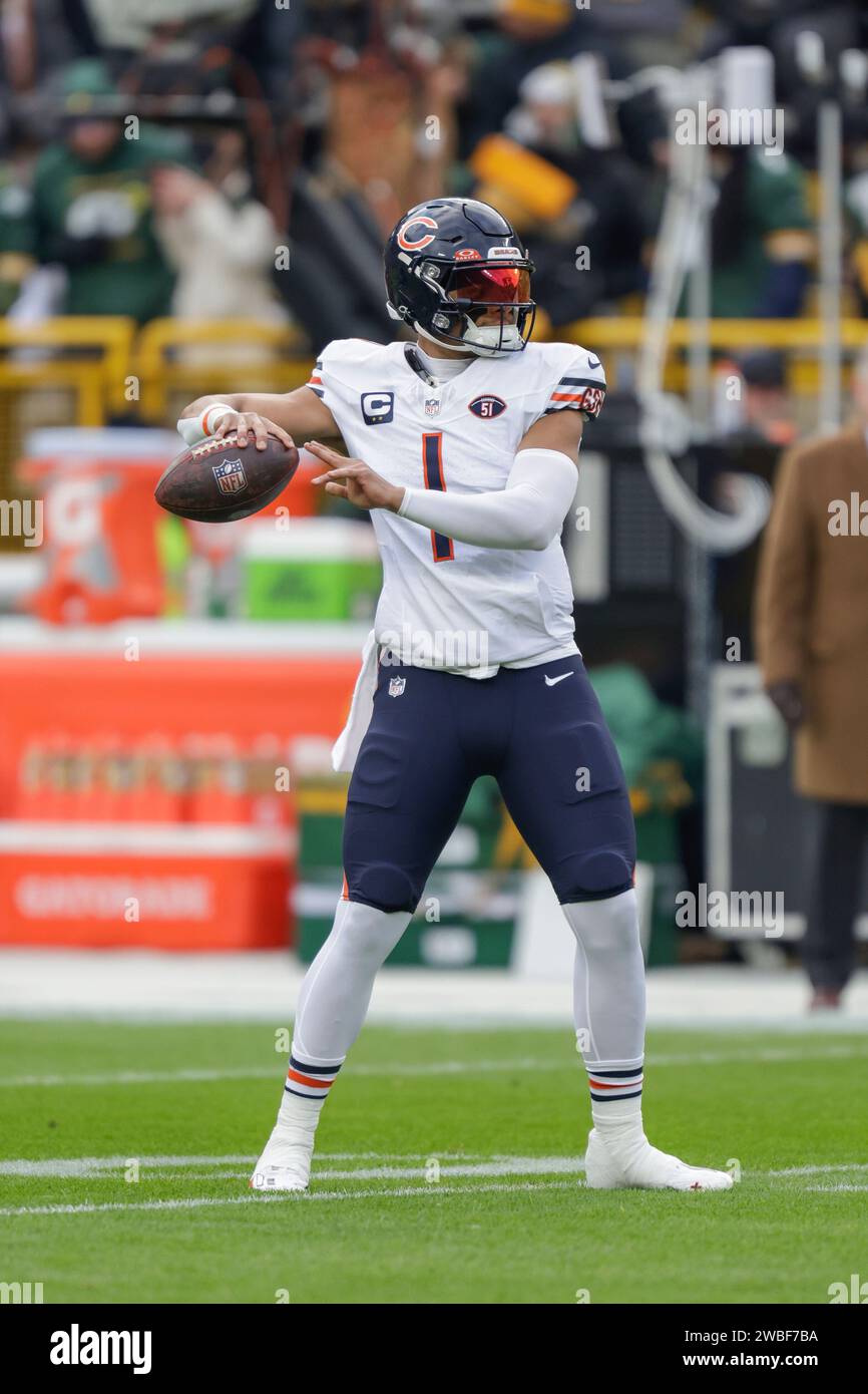 Chicago Bears quarterback Justin Fields (1) warms up during an NFL ...
