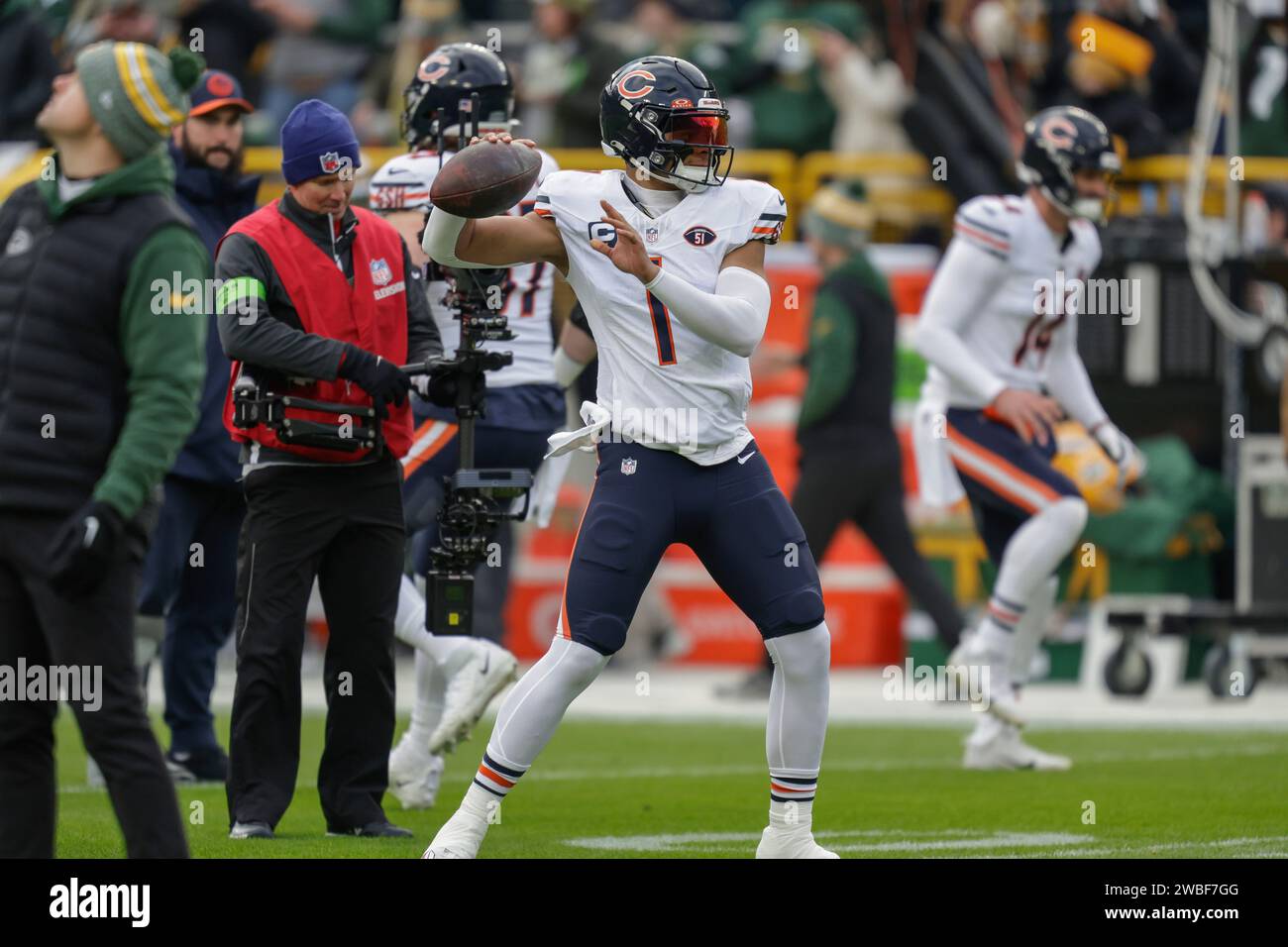 Chicago Bears quarterback Justin Fields (1) warms up during an NFL ...
