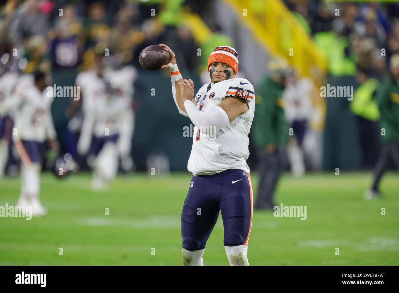 Chicago Bears quarterback Justin Fields (1) warms up during an NFL ...