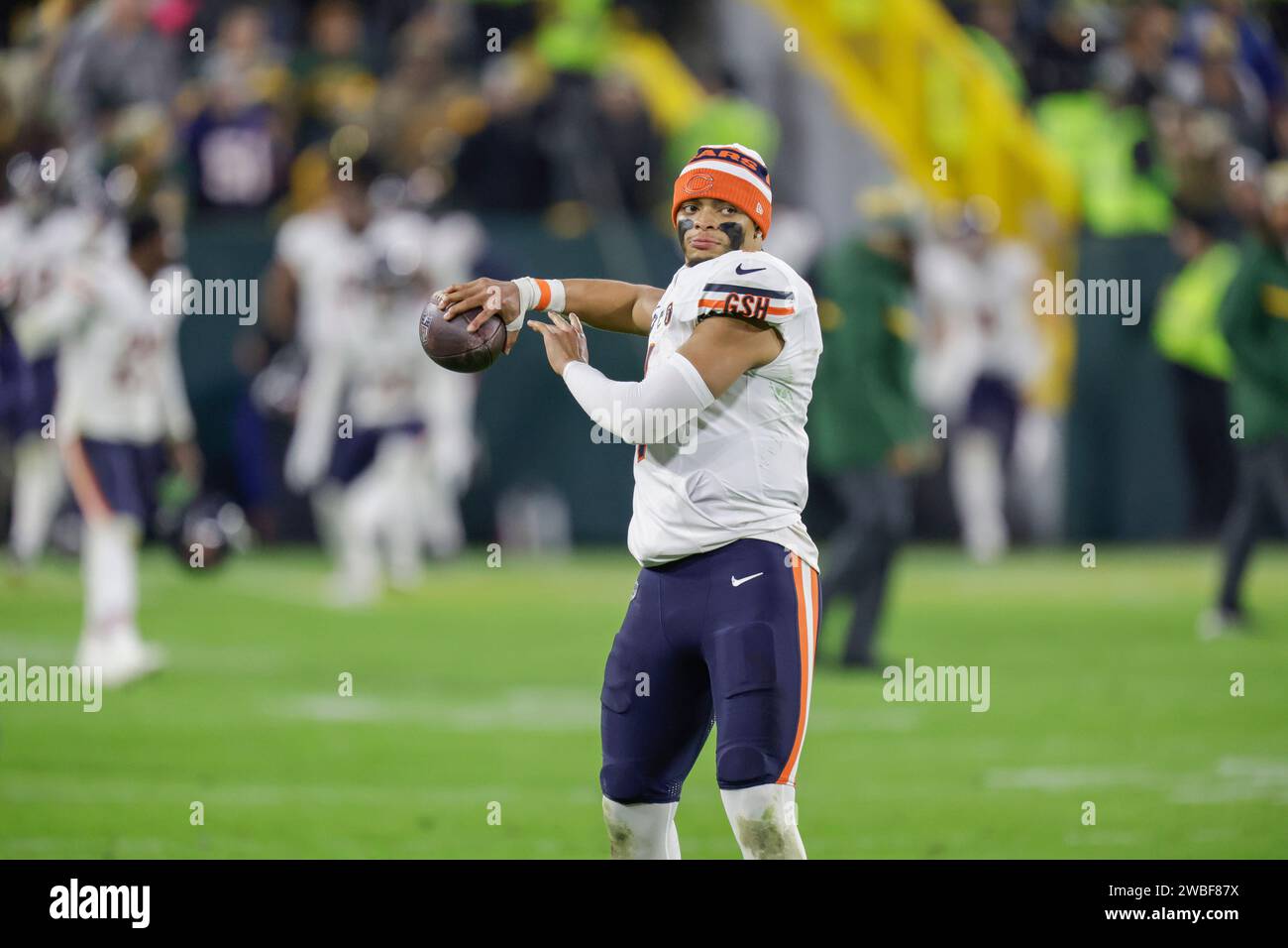 Chicago Bears quarterback Justin Fields (1) warms up during an NFL ...