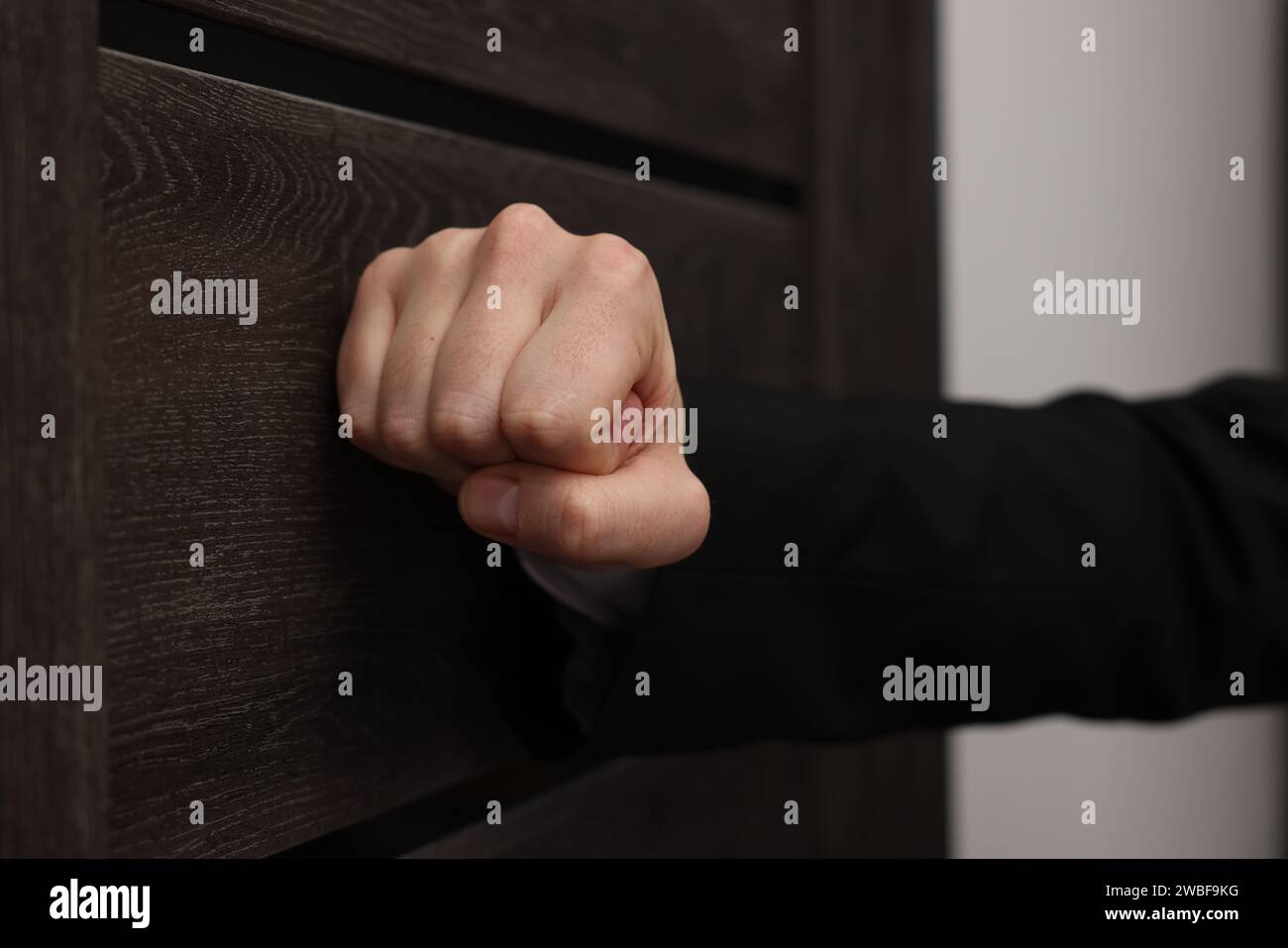 Police knocking on door hi-res stock photography and images - Alamy