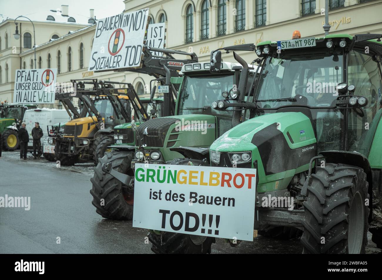 Tractors at the central rally, farmers' protest, Odeonsplatz, Munich ...