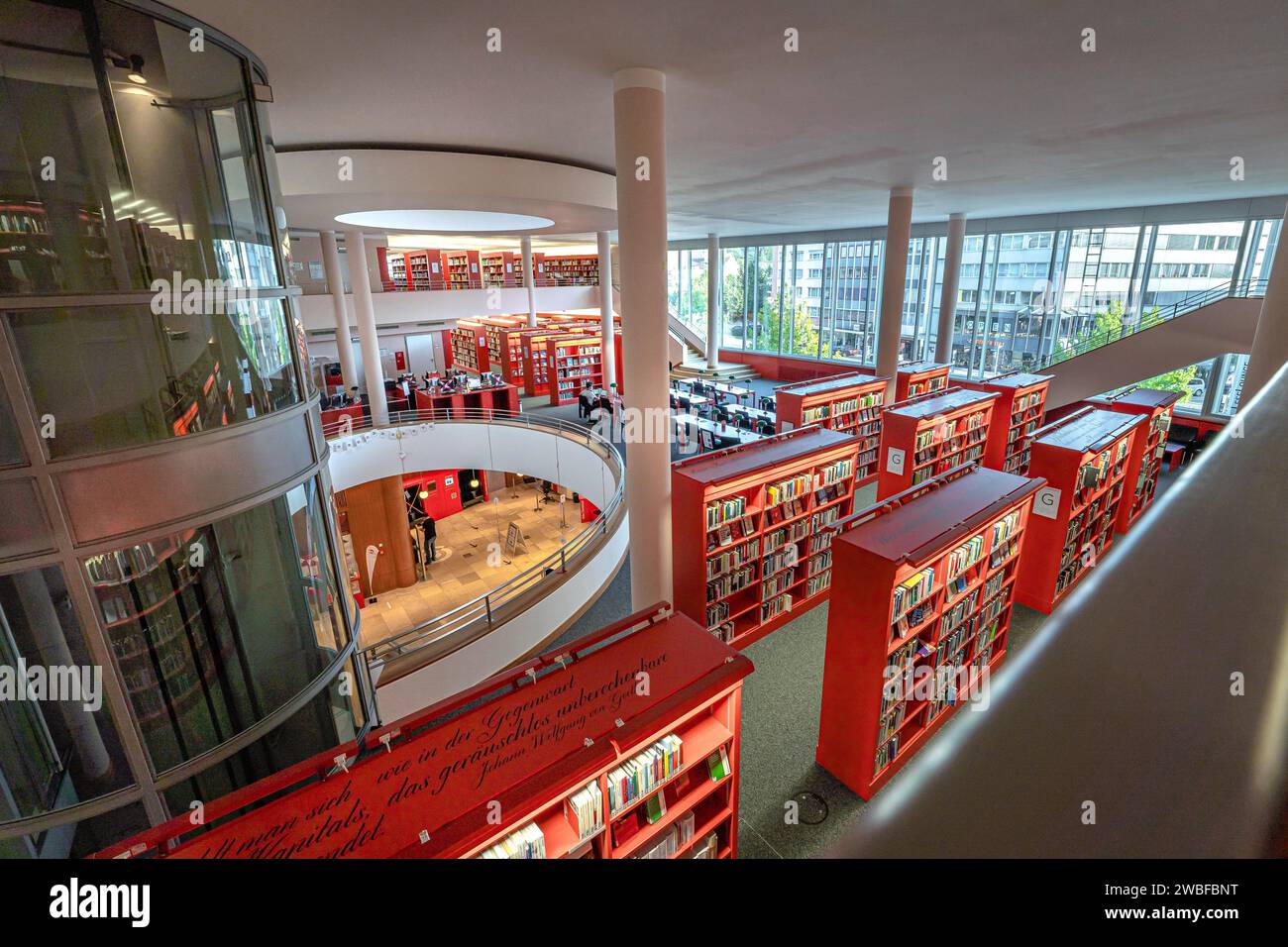 Modern bookshelves hi-res stock photography and images - Alamy