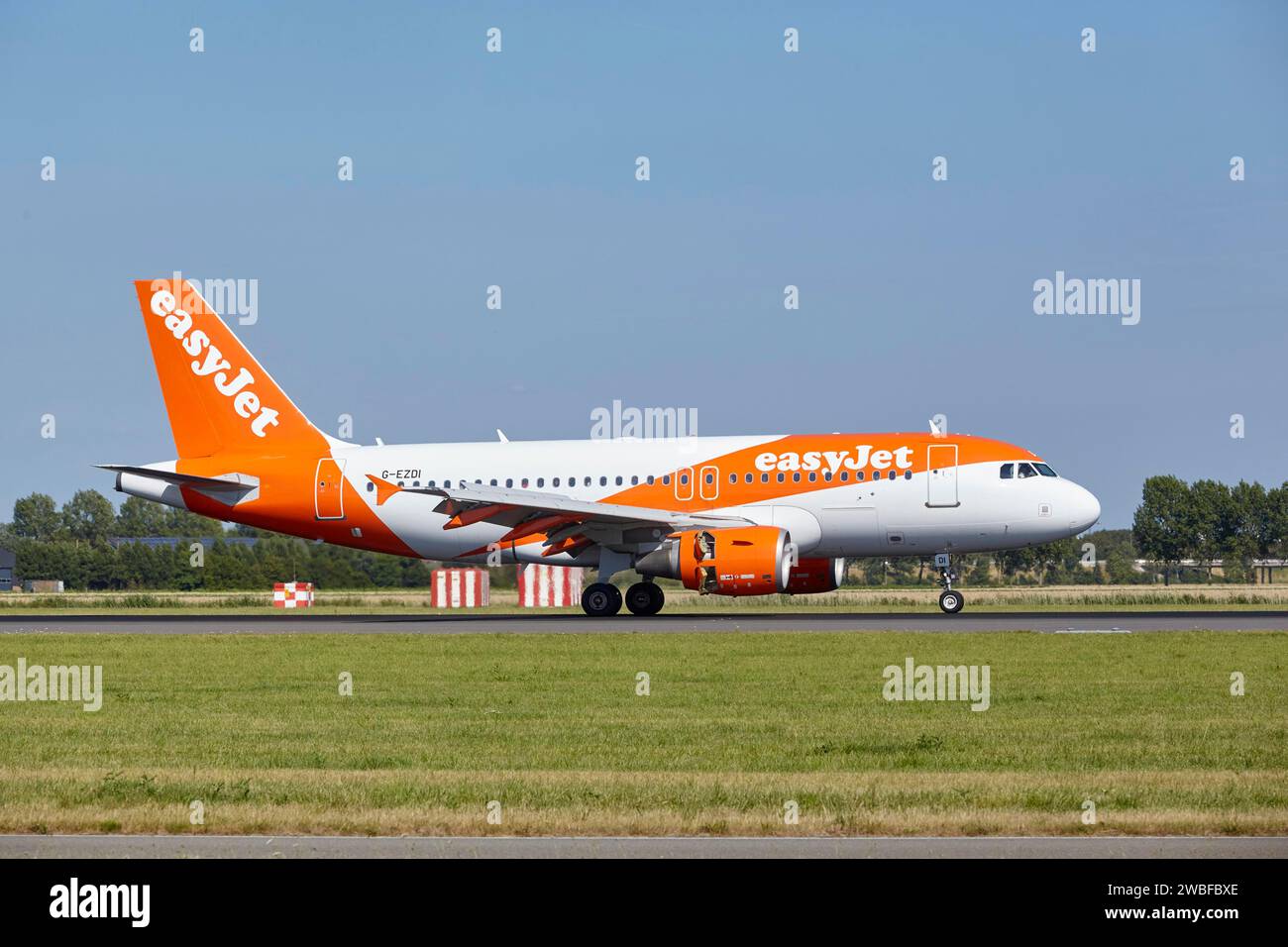 EasyJet Airbus A319-111 with registration G-EZDI lands on the ...