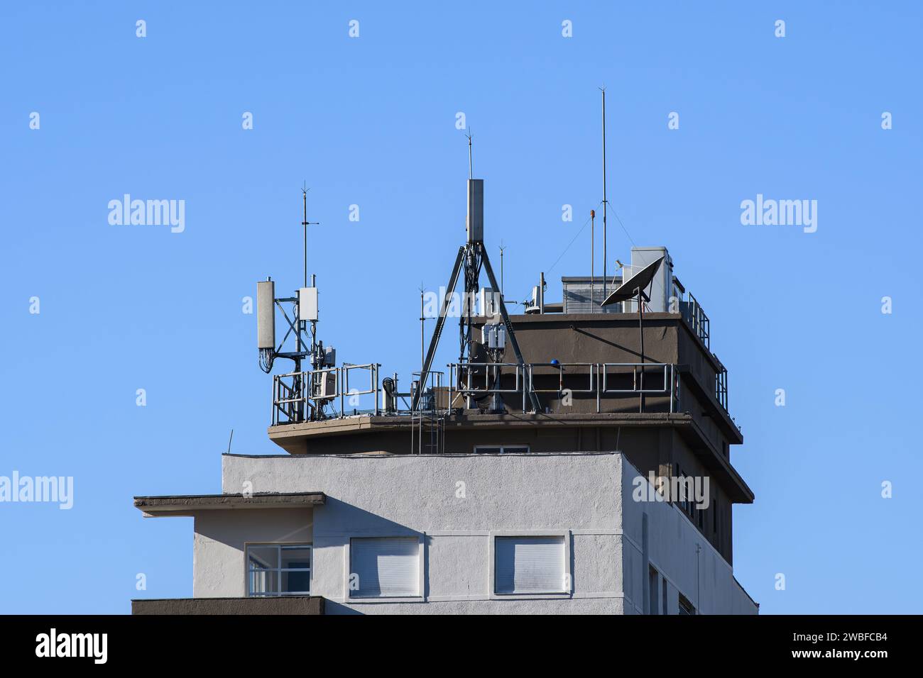 Tall antennas hi-res stock photography and images - Alamy