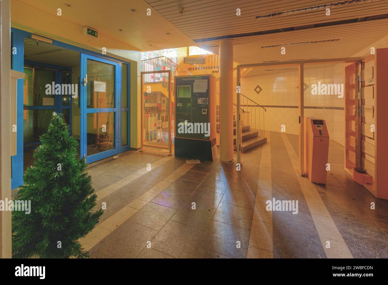 Dimly lit interior hi-res stock photography and images - Alamy
