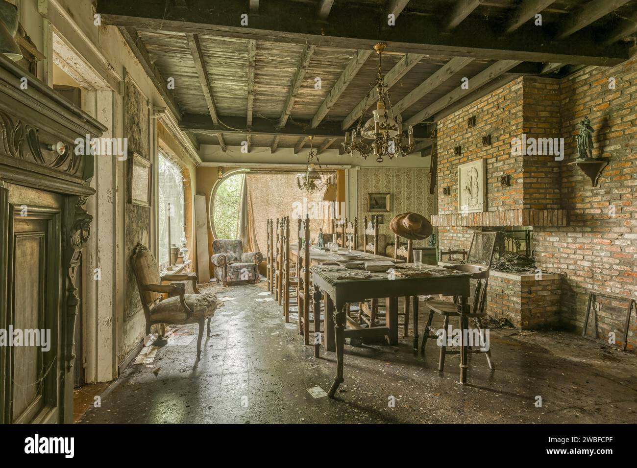 Run down apartment interior hi-res stock photography and images - Alamy