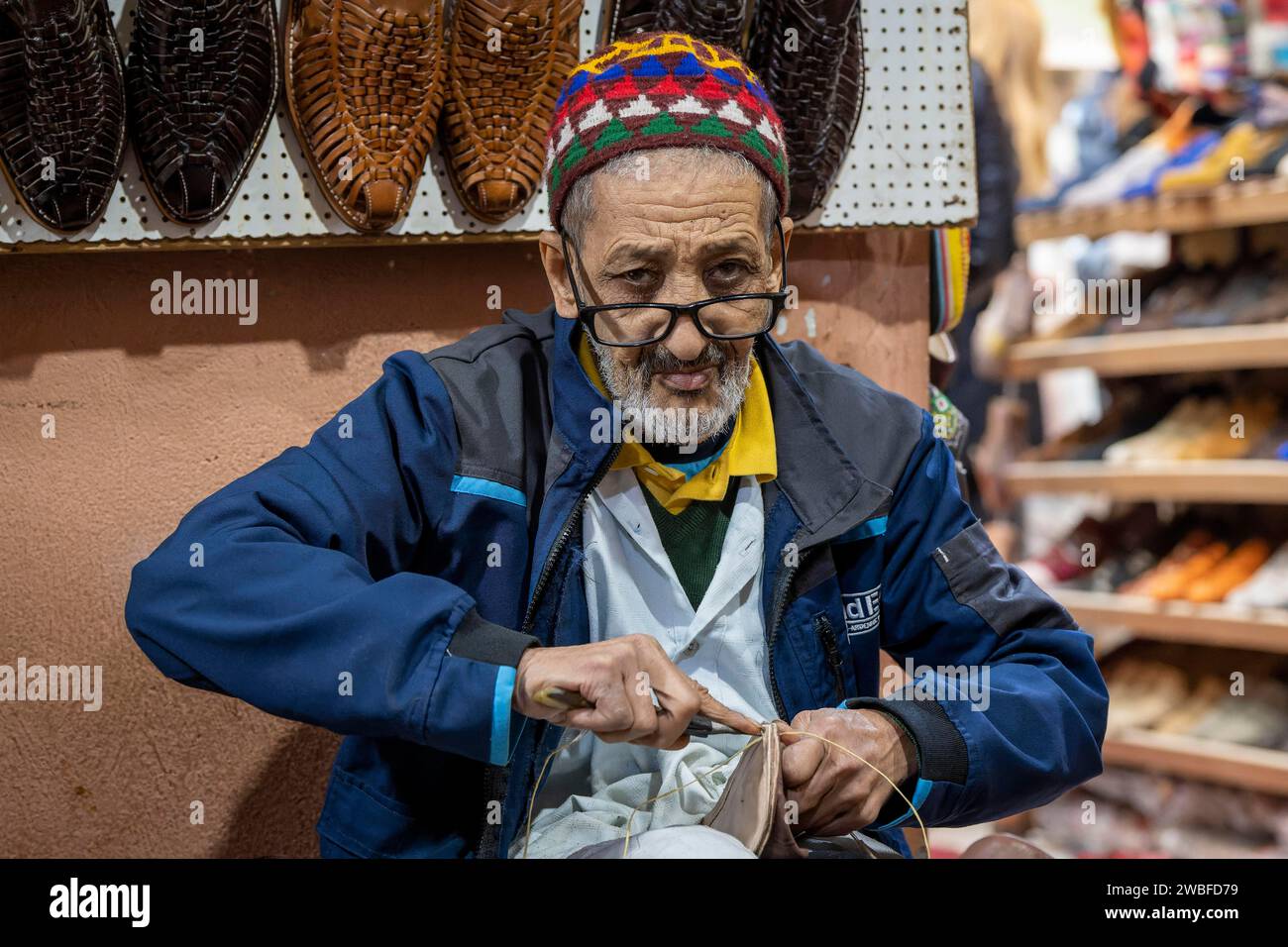Worker arabic hi-res stock photography and images - Alamy